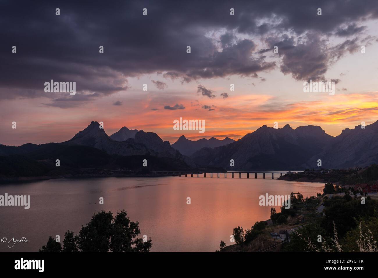Wildlife sunsets, twilights and night skies with the Milky Way in Riaño ...