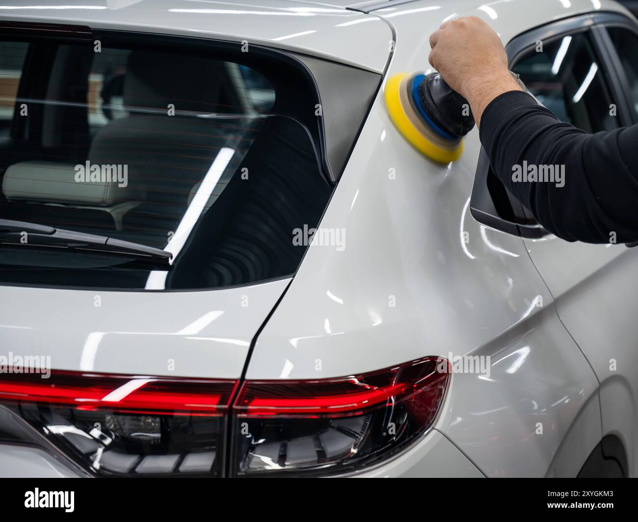 Process of polishing white car body surface using orbital polishing ...