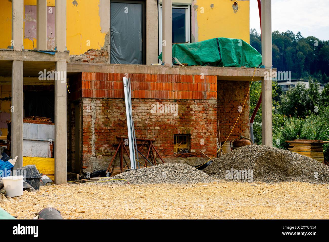 Construct materials building workers hi-res stock photography and ...
