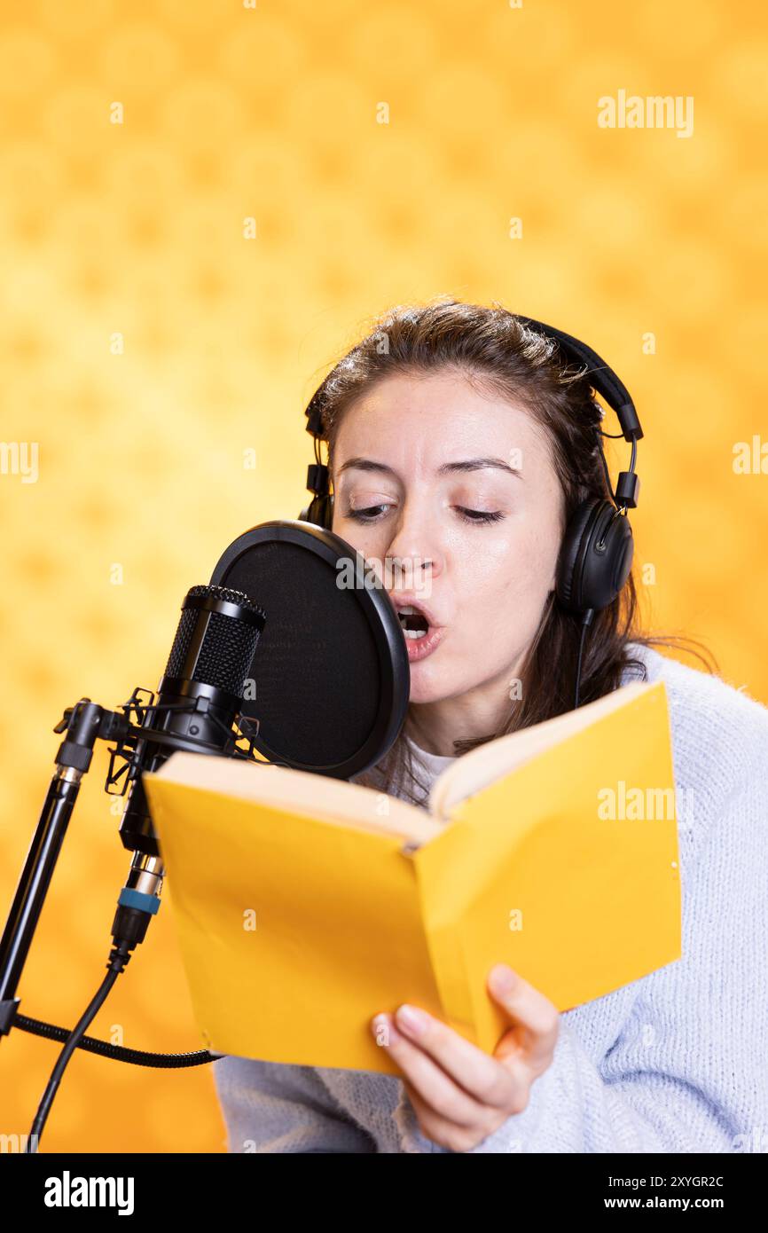 Kids sings hi-res stock photography and images - Alamy