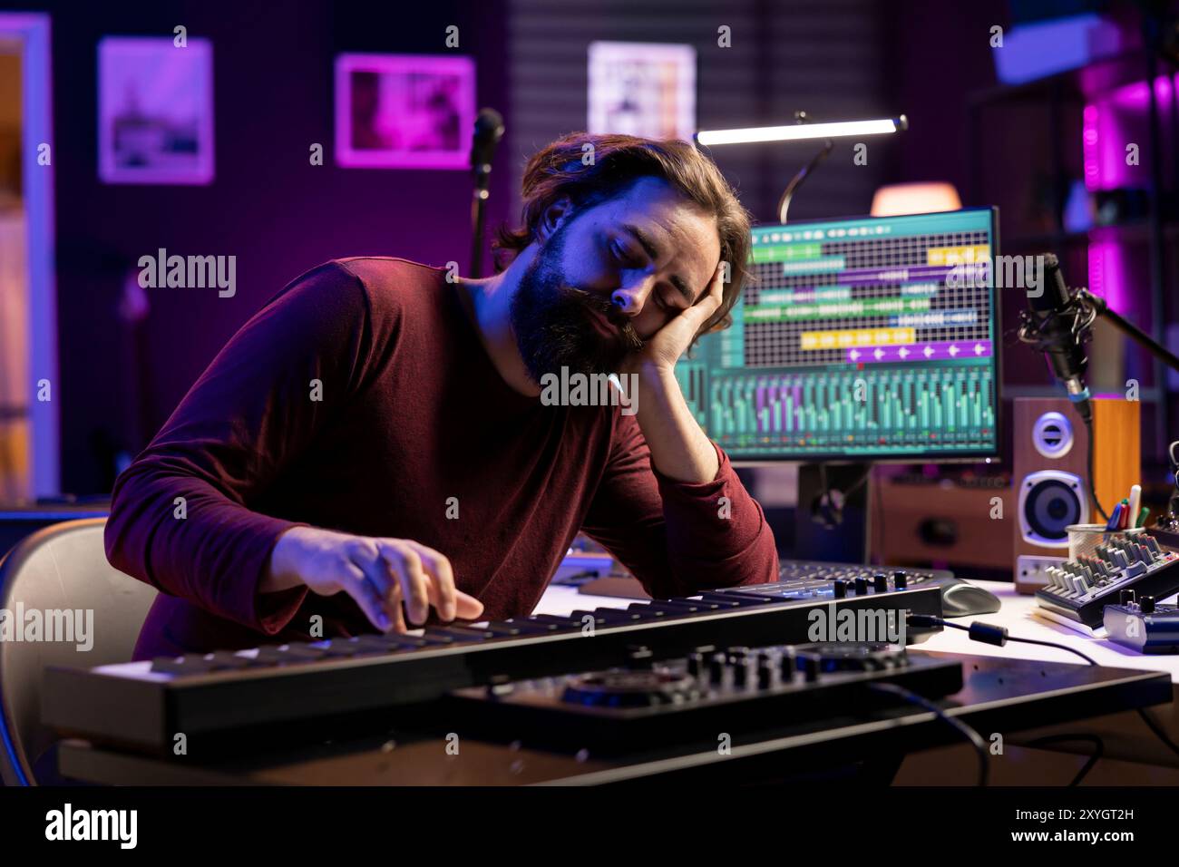 Tired piano keyboard hi-res stock photography and images - Alamy