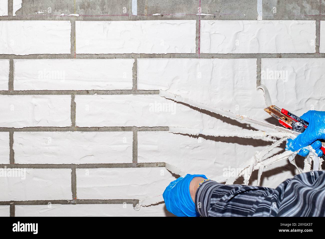 Finishing the wall with gypsum plaster to look like decorative brick ...