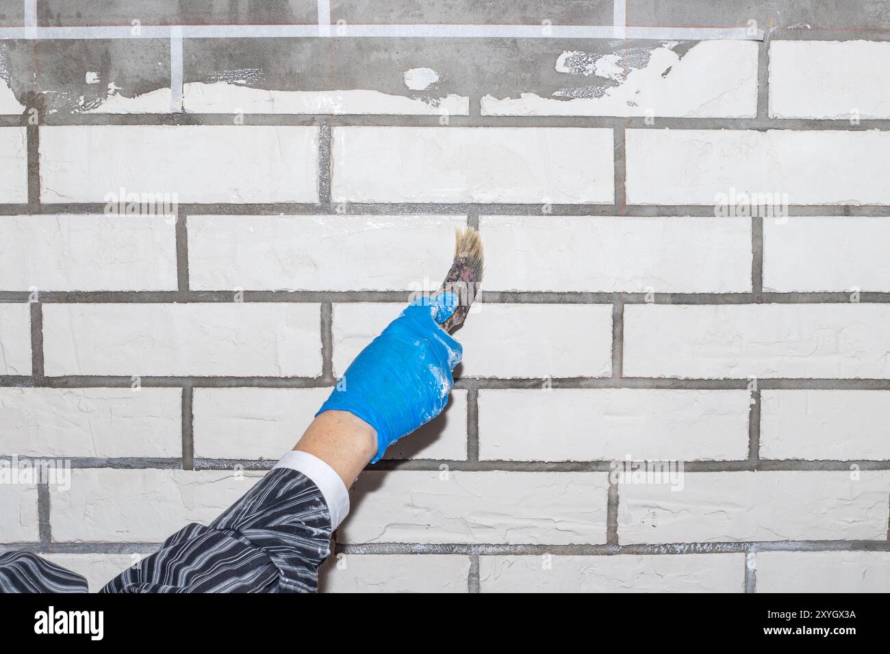 Finishing the wall with gypsum plaster to look like decorative brick ...