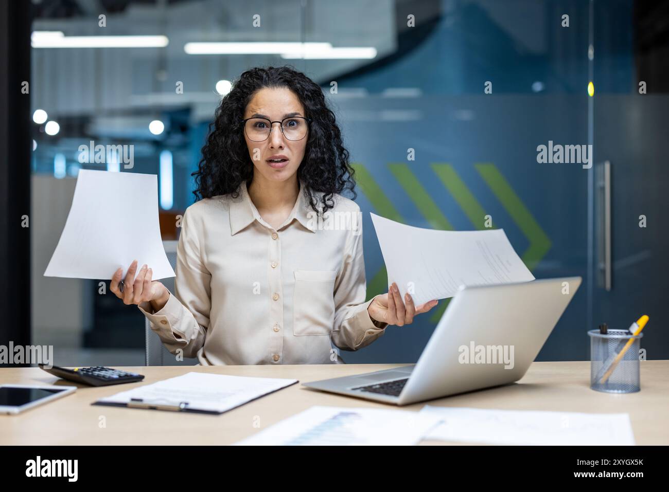 Woman confused she tools hi-res stock photography and images - Alamy