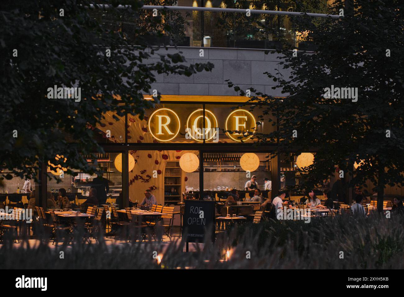 Roe canary wharf hi-res stock photography and images - Alamy