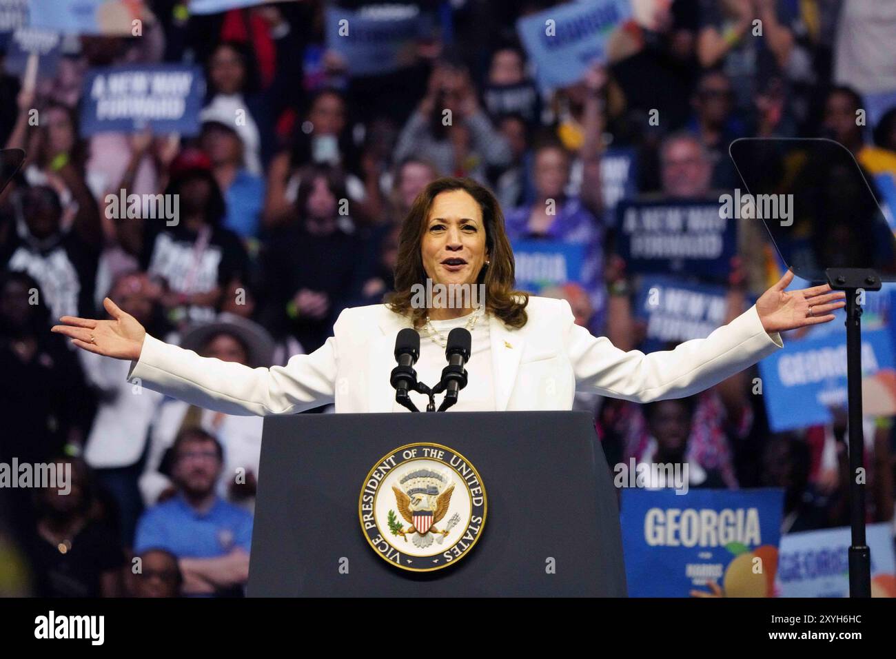 Kamala harris bus hi-res stock photography and images - Alamy