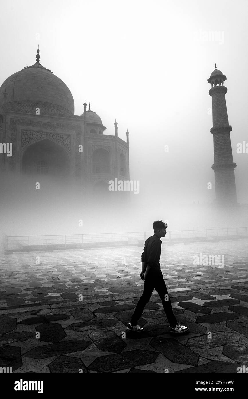 Taj mahal reflection india Black and White Stock Photos & Images - Alamy