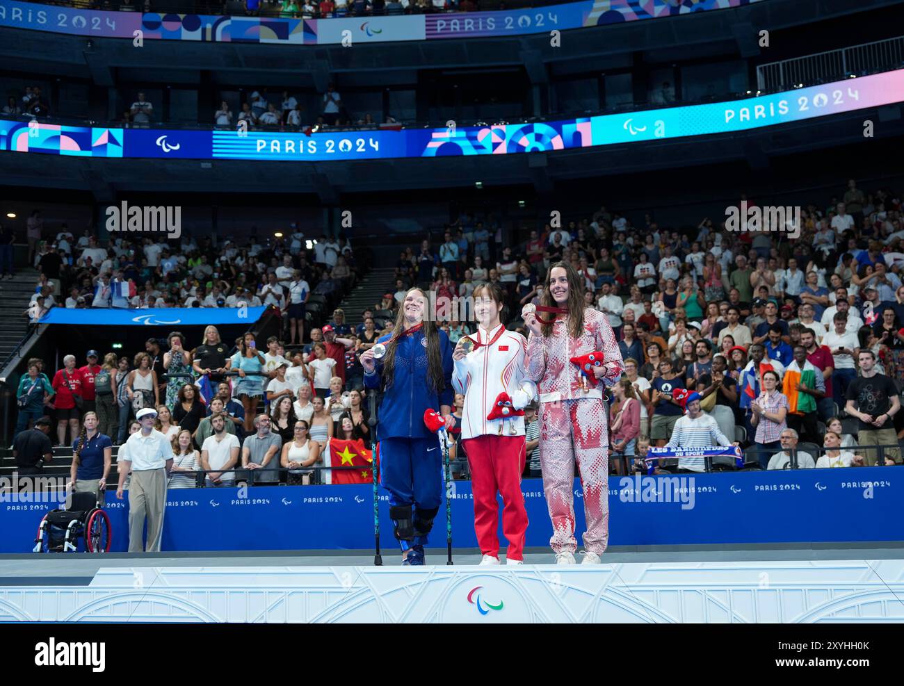 (240830) -- PARIS, Aug. 30, 2024 (Xinhua) -- Gold medalist Chen Yi (C ...