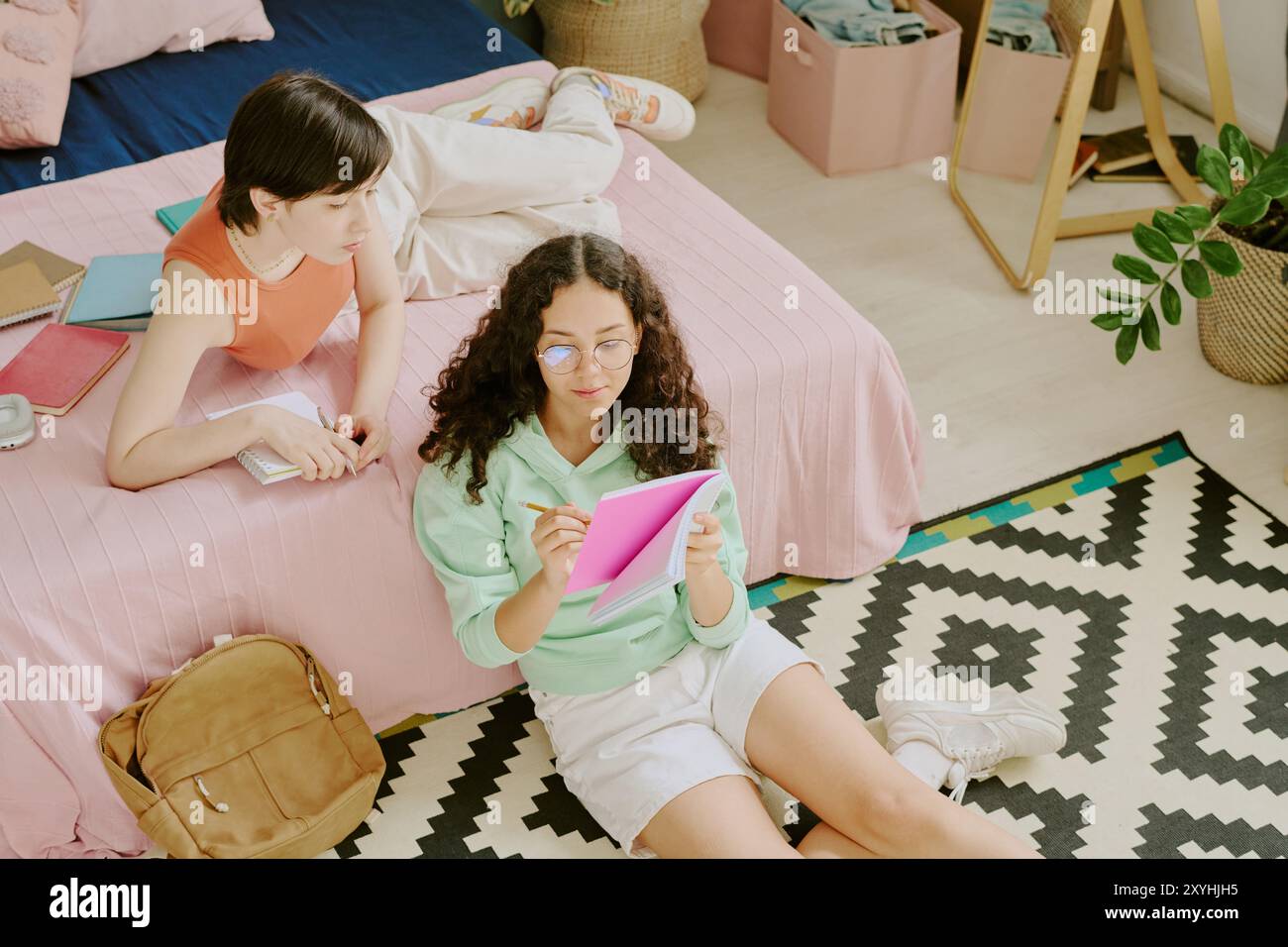 Teenage friends relaxing home hi-res stock photography and images - Alamy