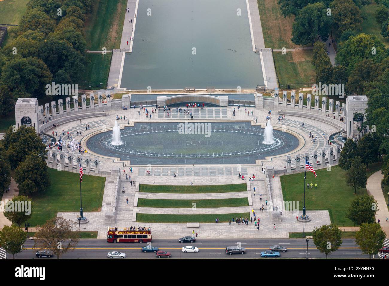 The World War II memorial fountain in the Mall, Washington DC, USA ...