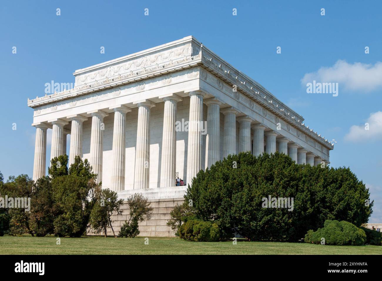 The iconic facade of the Lincoln memorial with its doric colonnade ...