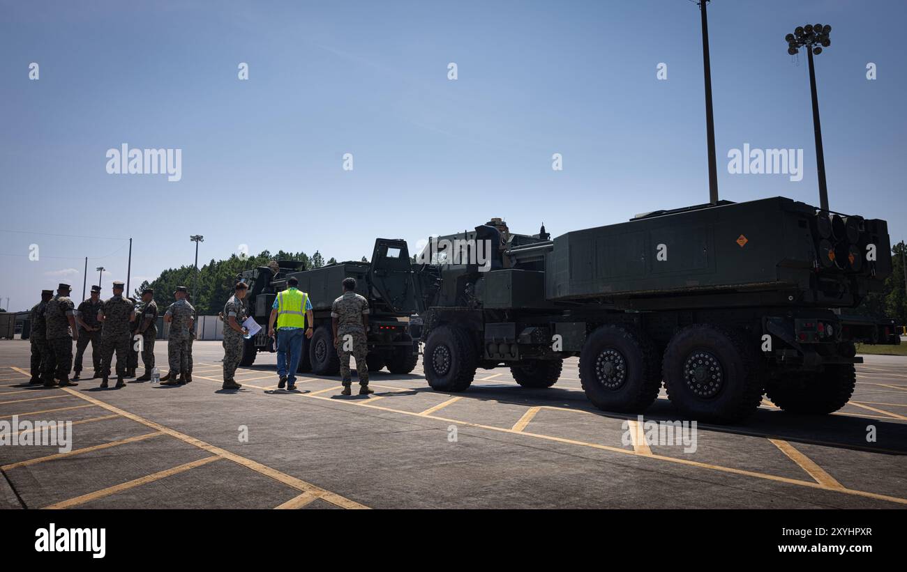 U.S. Marines with Hotel Battery, 2d Battalion, 10th Marine Regiment, 2d ...