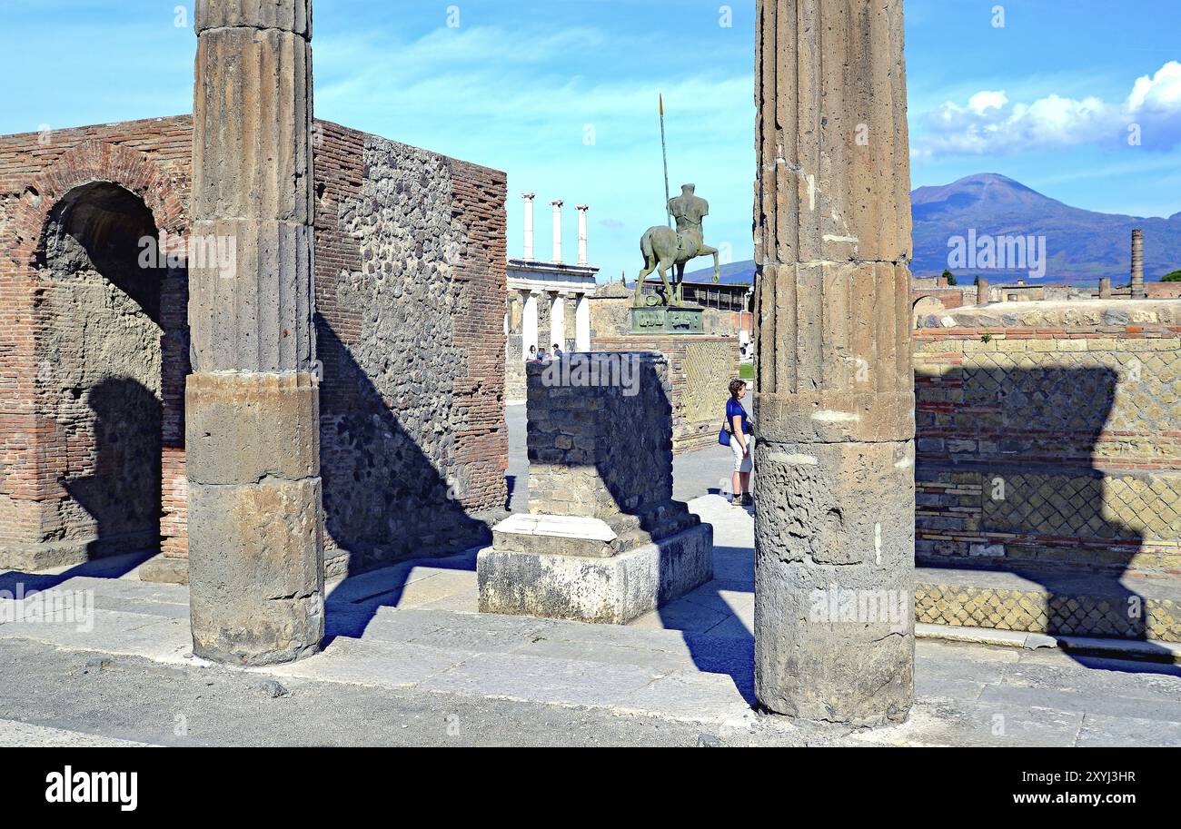 The arch and columns on the Forum of Pompeii Stock Photo - Alamy