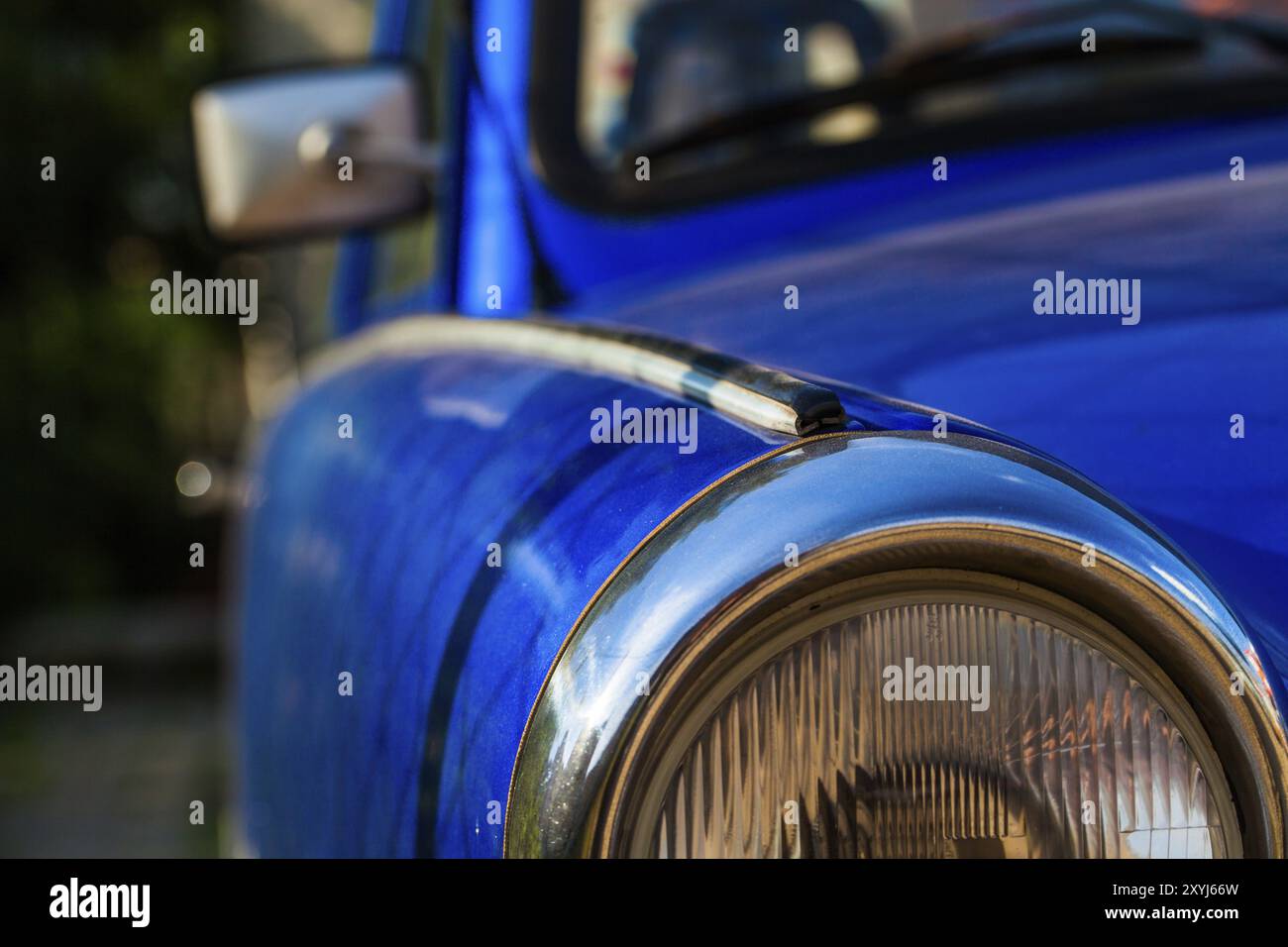 Headlights illuminated shining hi-res stock photography and images - Alamy