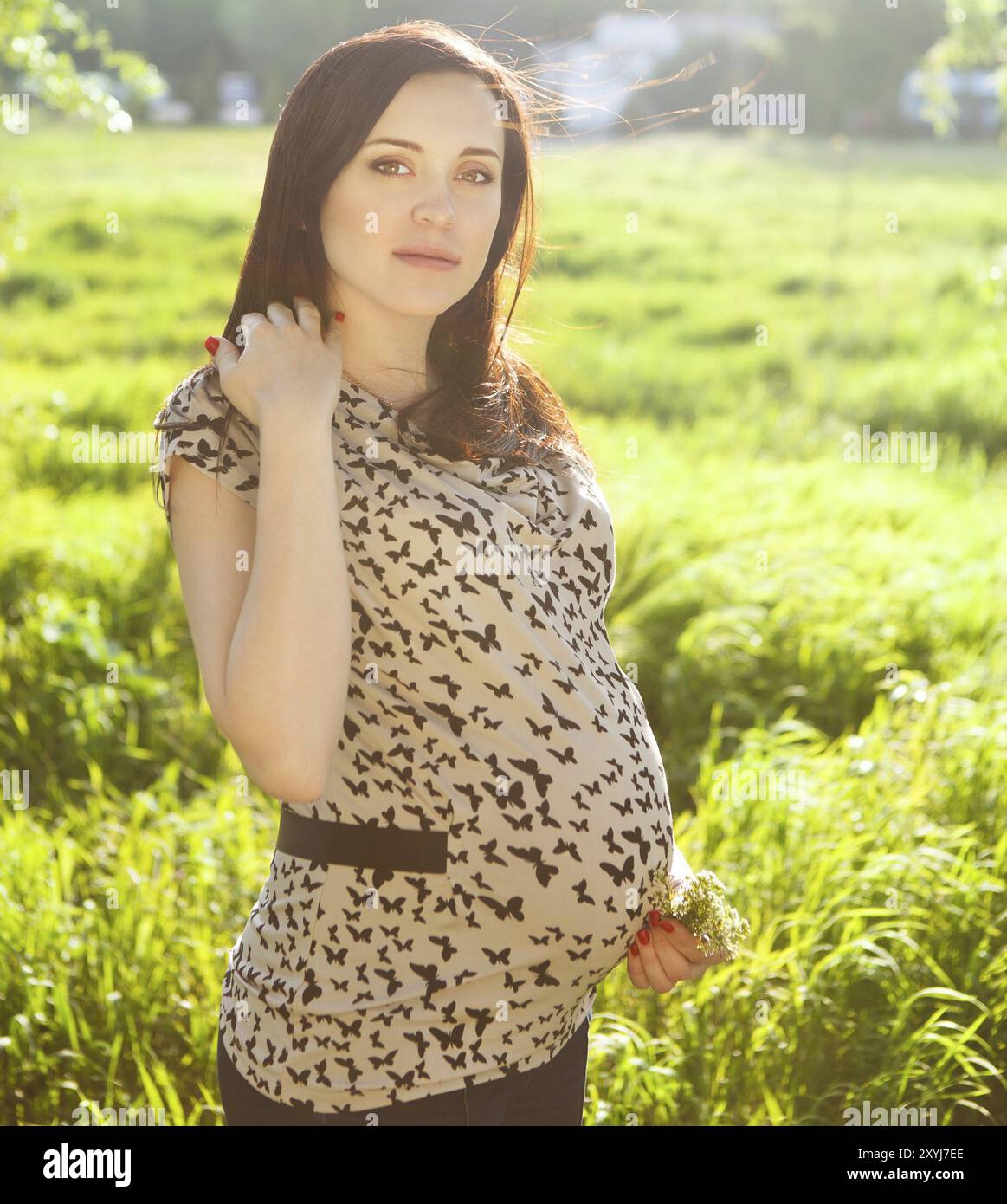 Portrait of beautiful pregnant woman in the flowering spring park Stock ...