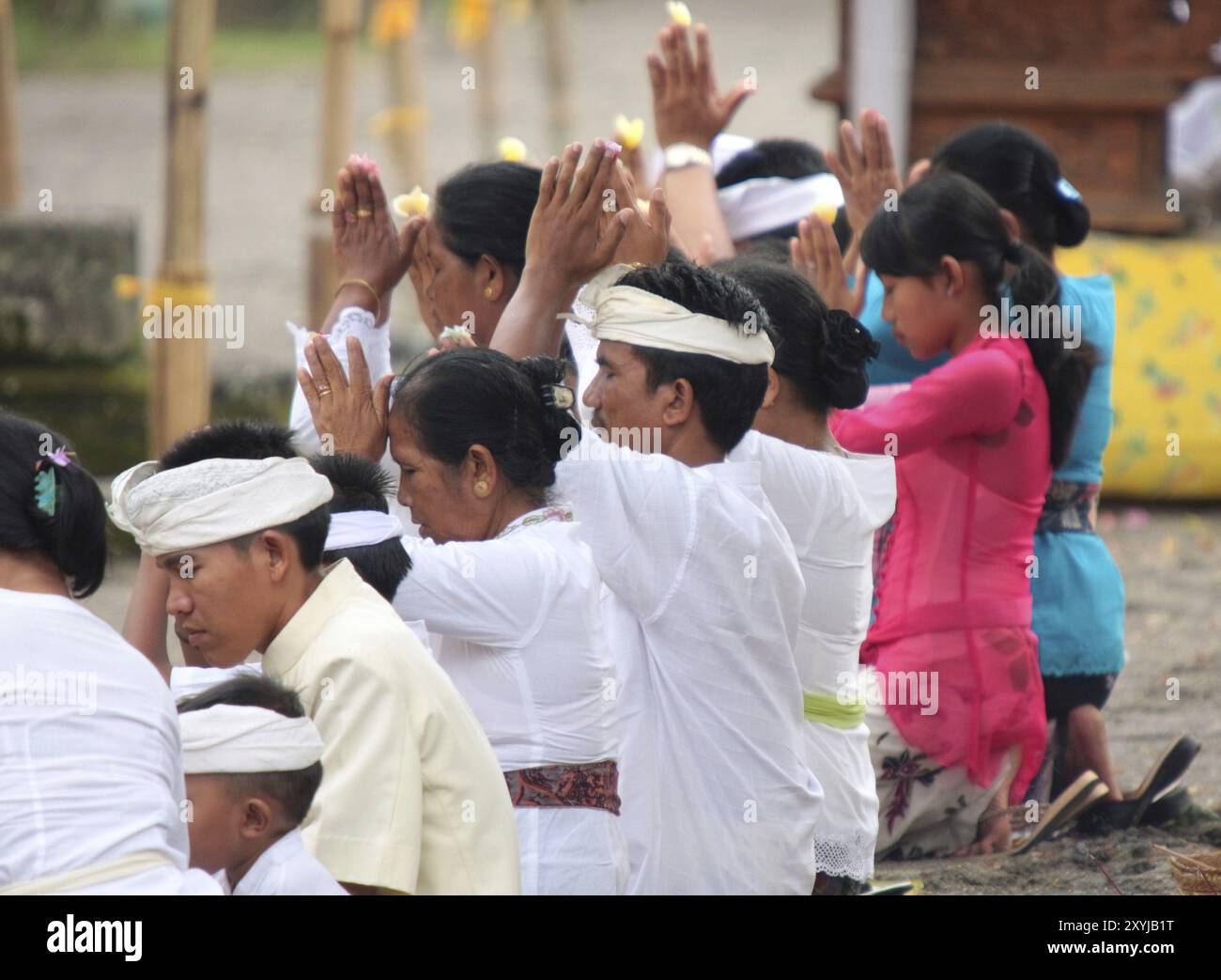 Balinese Hindus praying in the temple Stock Photo - Alamy