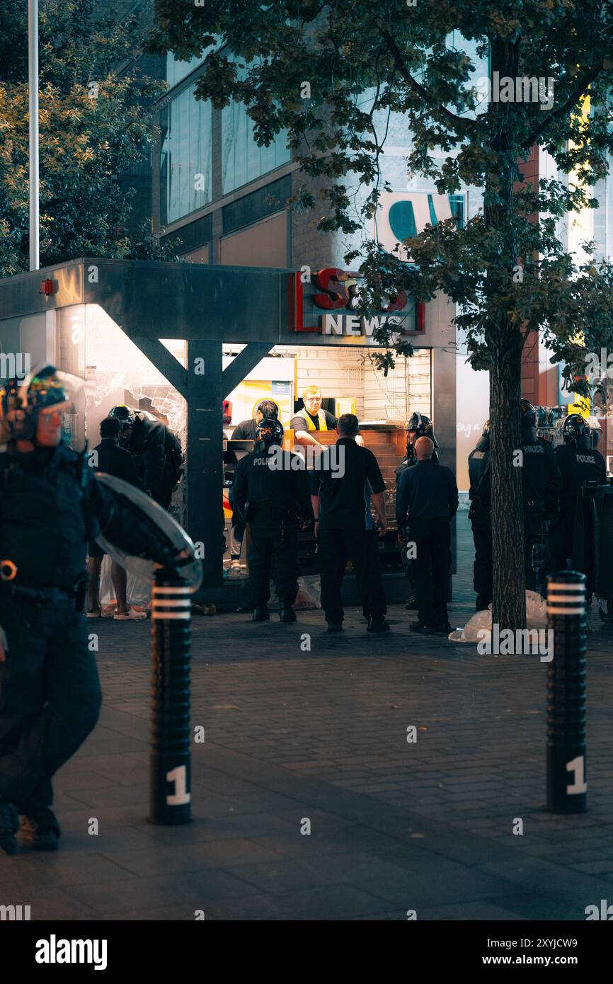 Riot police after the riots in Liverpool city centre Stock Photo - Alamy