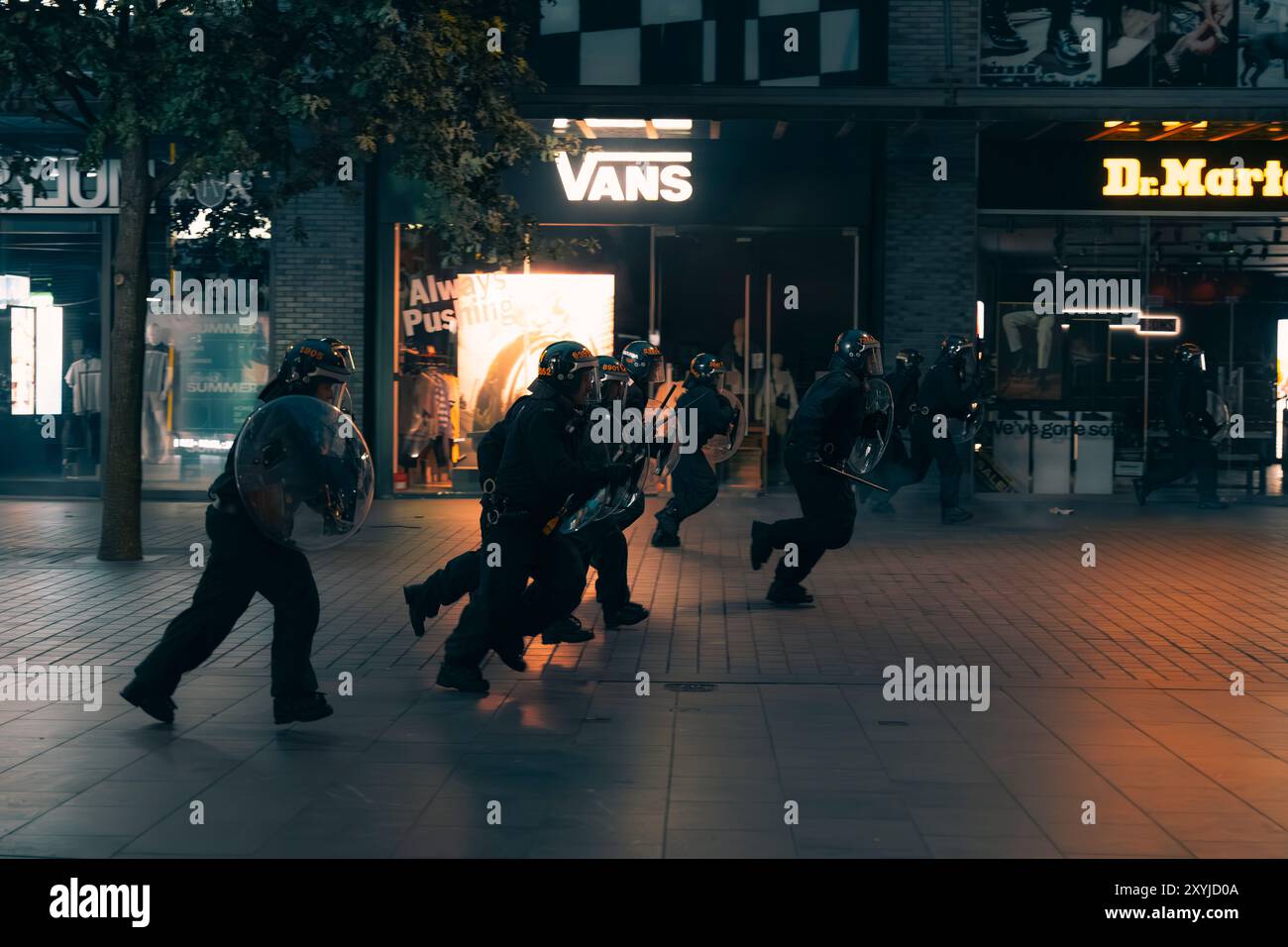 Riot police after the riots in Liverpool city centre Stock Photo - Alamy