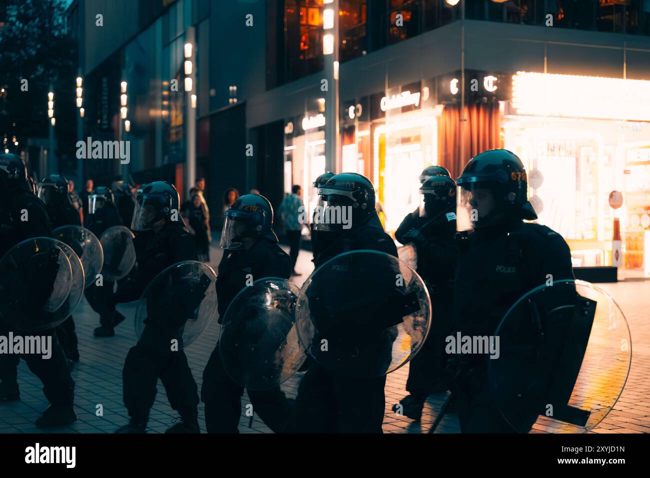 Riot police after the riots in Liverpool city centre Stock Photo - Alamy