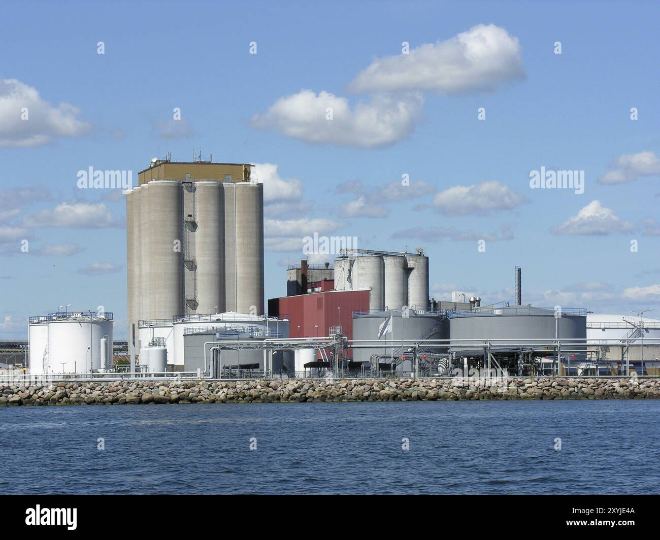 Tank farm facilities hi-res stock photography and images - Alamy
