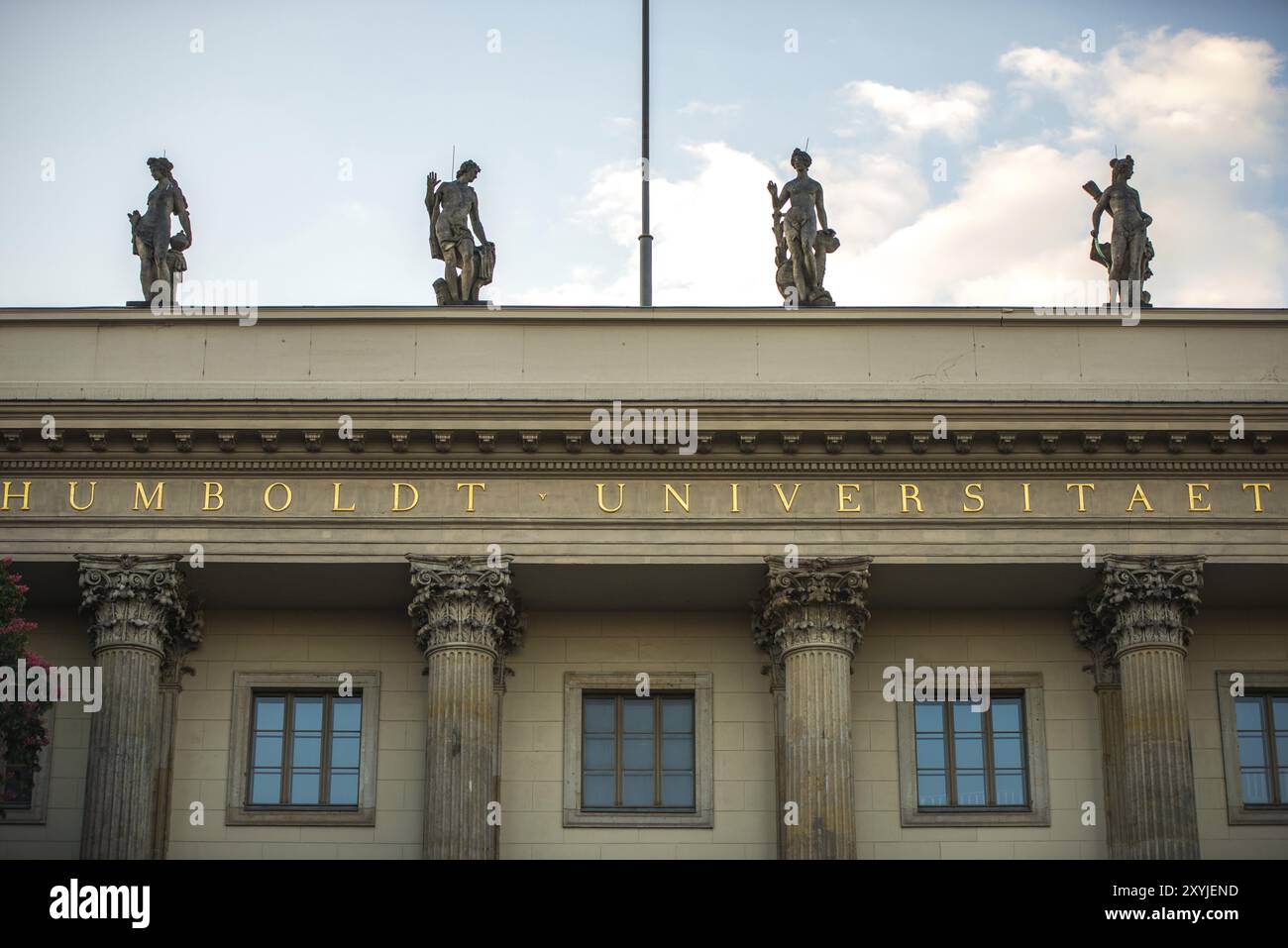 Classicism building facade sculptures hi-res stock photography and ...