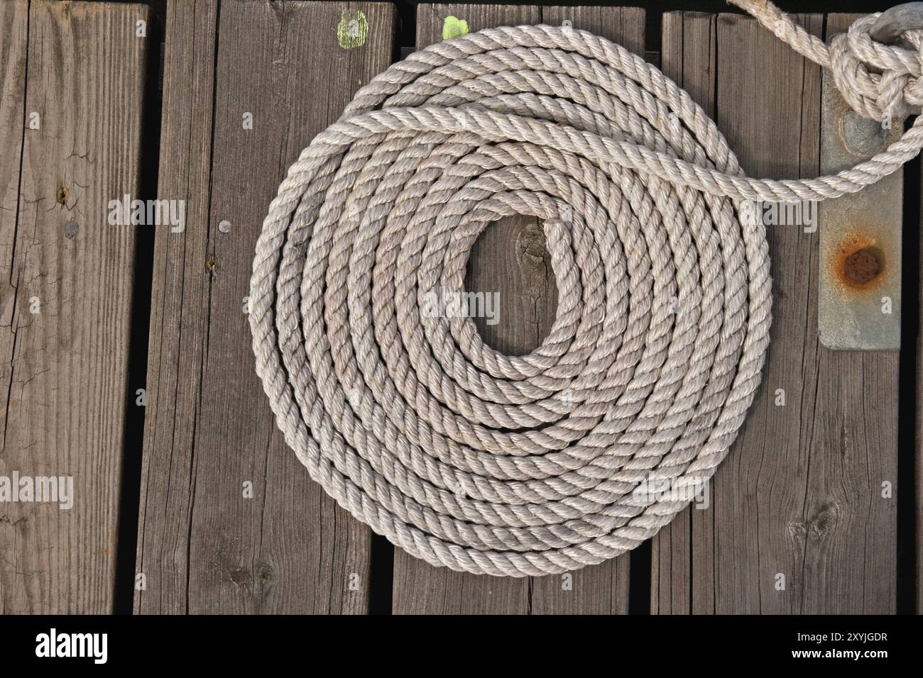 Circle off mooring rope Stock Photo - Alamy