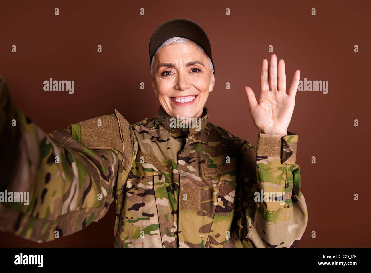 Photo portrait of attractive mature woman army soldier take selfie ...