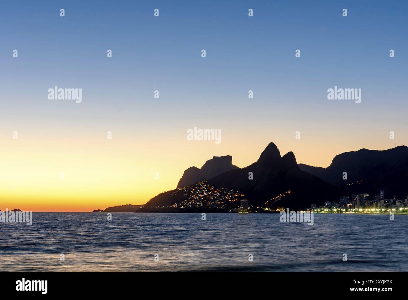Night arriving at the Arpoador stone, Ipanema beach in Rio de Janeiro ...