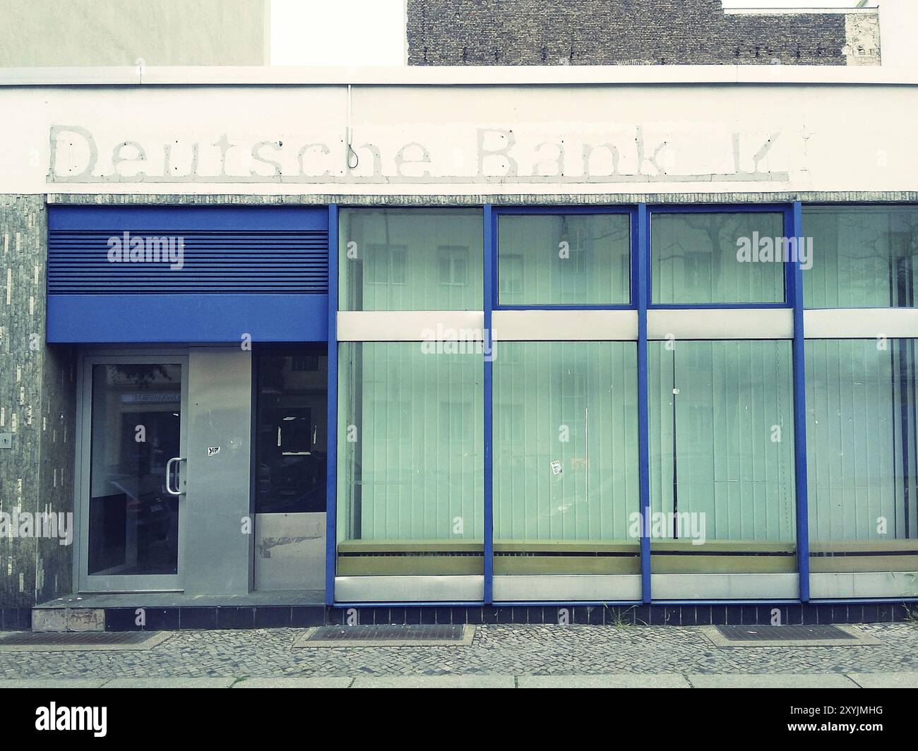 Closed bank branches hi-res stock photography and images - Alamy