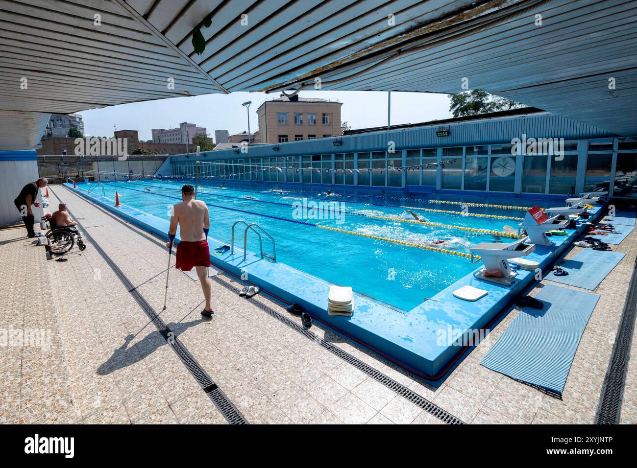 Soldier, who lost his leg walking by with crutches at 1000 meters ...