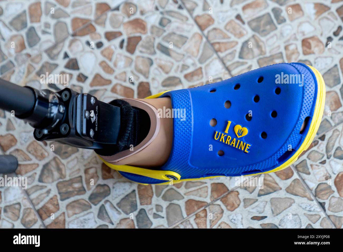 Ukrainian crocs with prosthetic leg seen at 1000 meters swimming ...