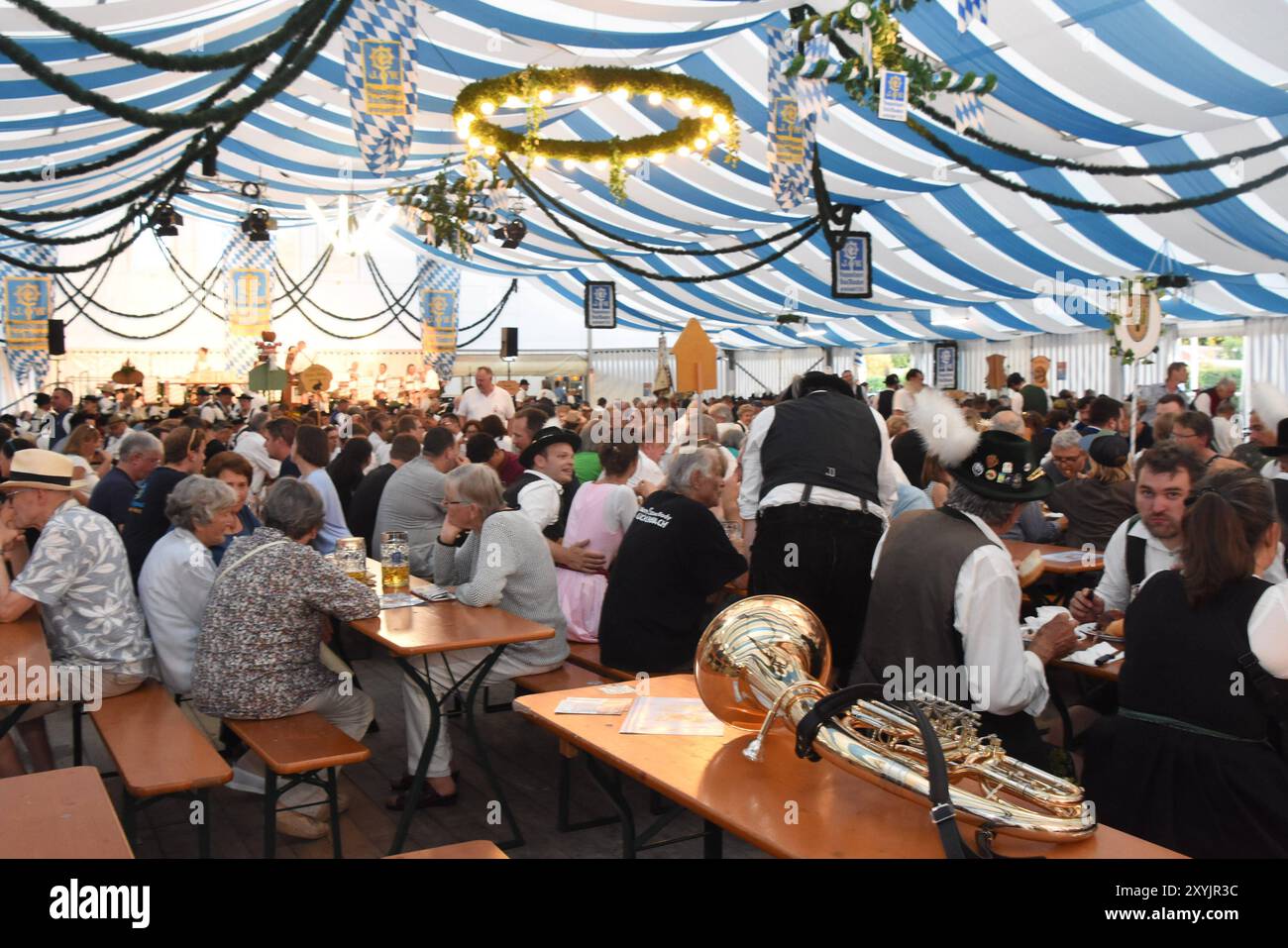 Besucher Muenchen Aubing 29.08.2024 Aubinger Herbstfest Eroeffnung ...