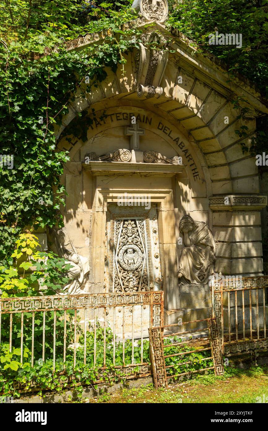 Tombs in La Madeleine Cemetery, Amiens, France Stock Photo - Alamy