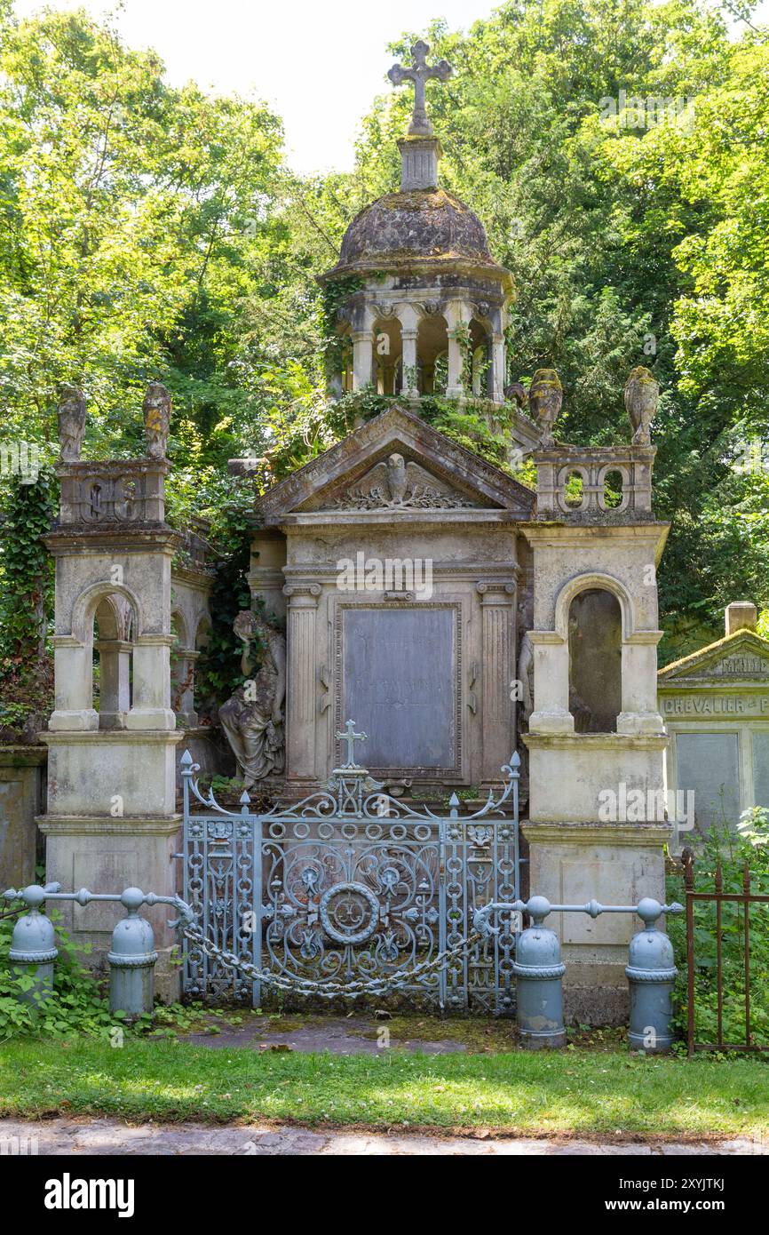 Tombs in La Madeleine Cemetery, Amiens, France Stock Photo - Alamy