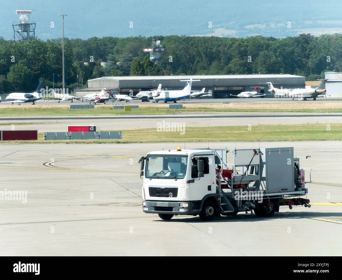 Aircraft ground support equipment hi-res stock photography and images - Alamy