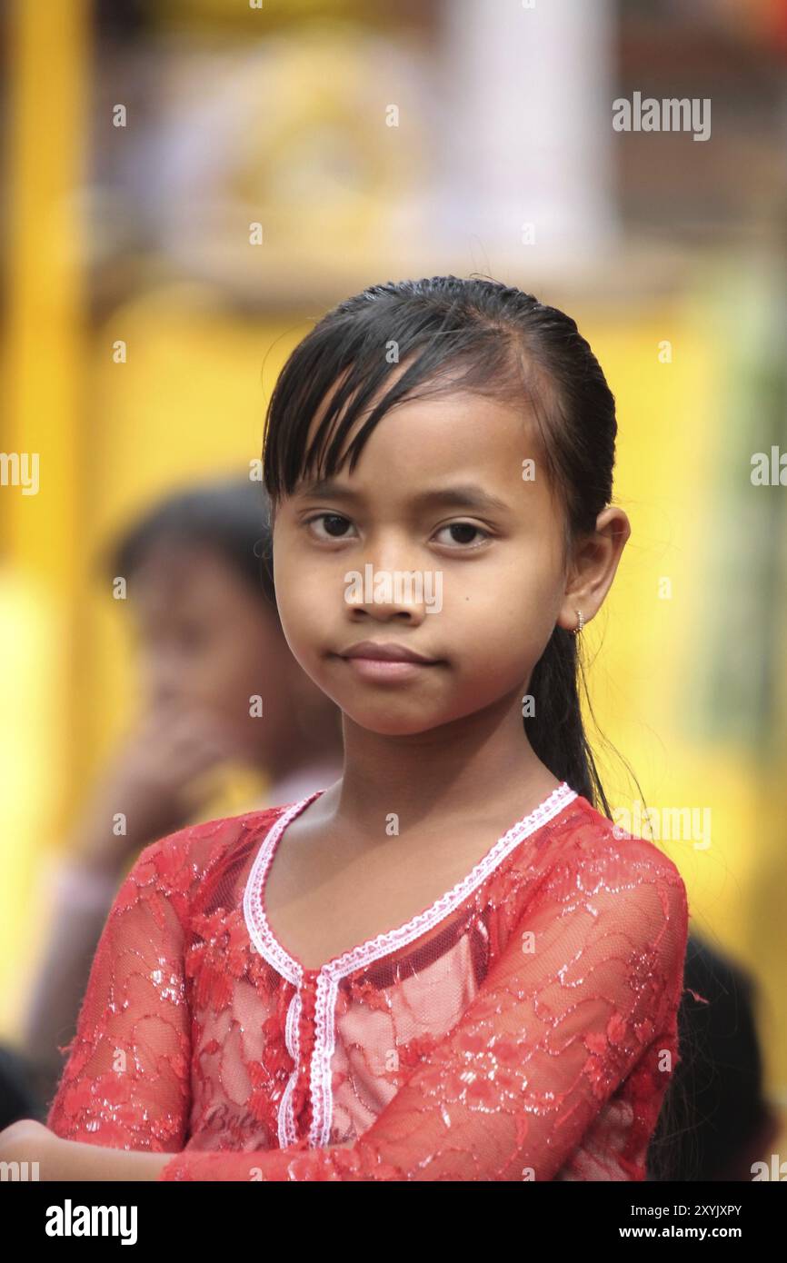 Balinese girl in the temple Stock Photo - Alamy
