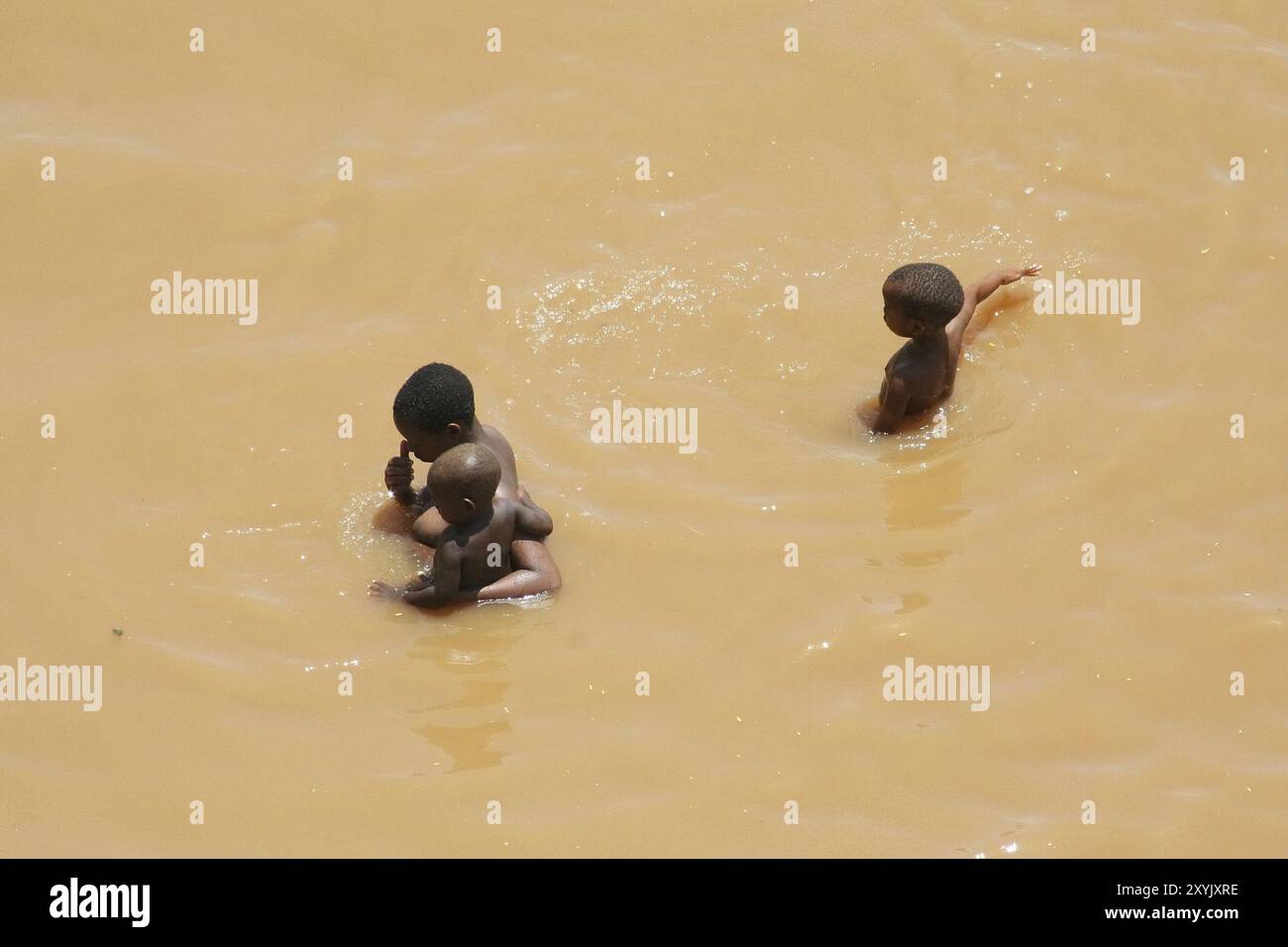 Kenyans bathing in the river Stock Photo - Alamy