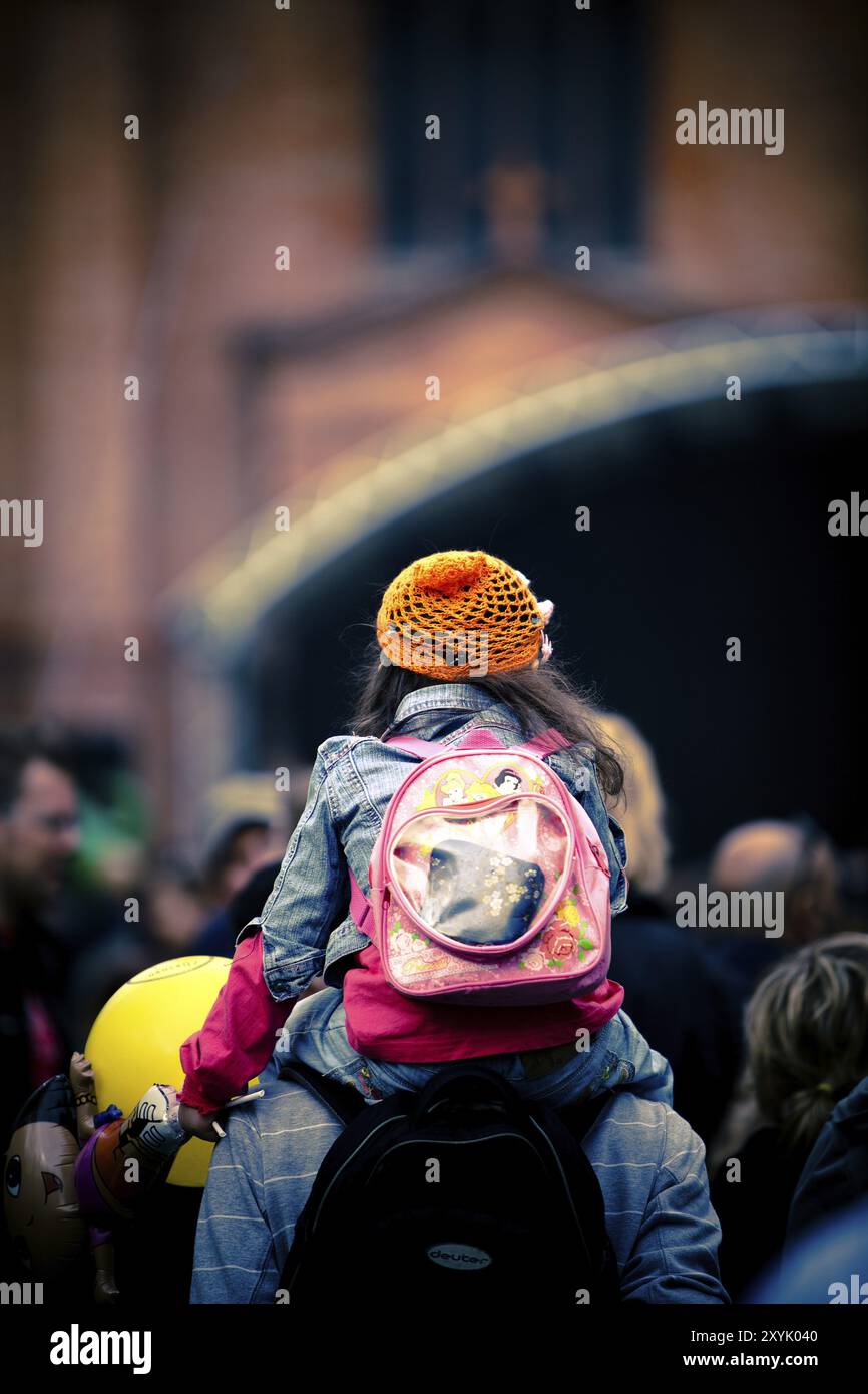 Child being carried on shoulders hi-res stock photography and images ...