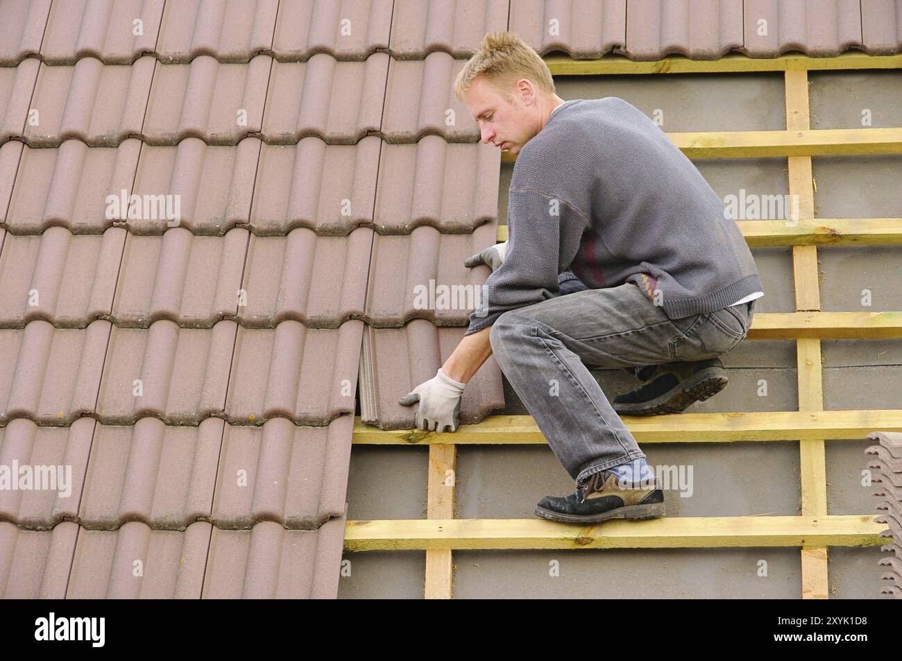 Fixing roofs hi-res stock photography and images - Alamy