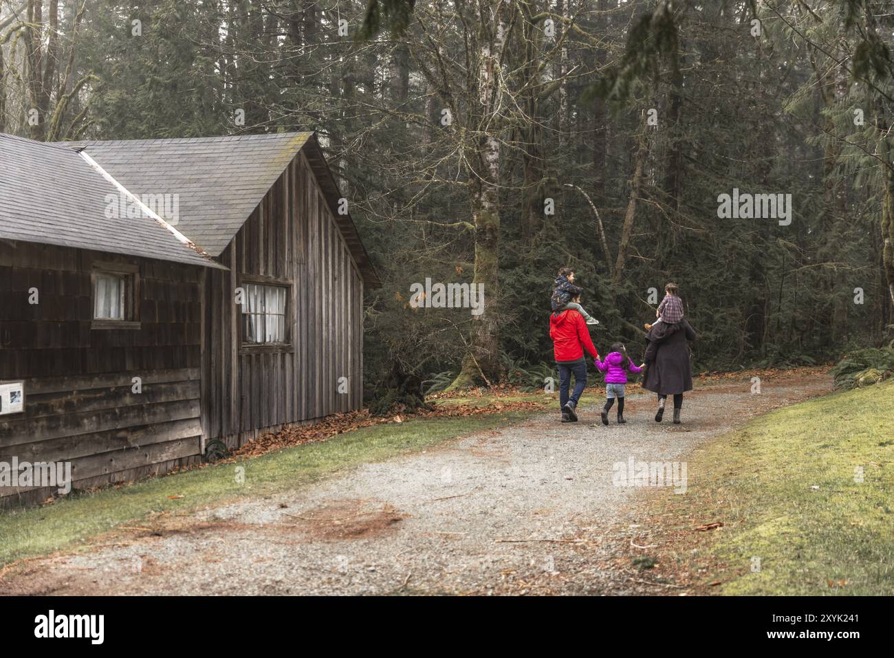 Rustic homes cabins on wooded hi-res stock photography and images - Alamy