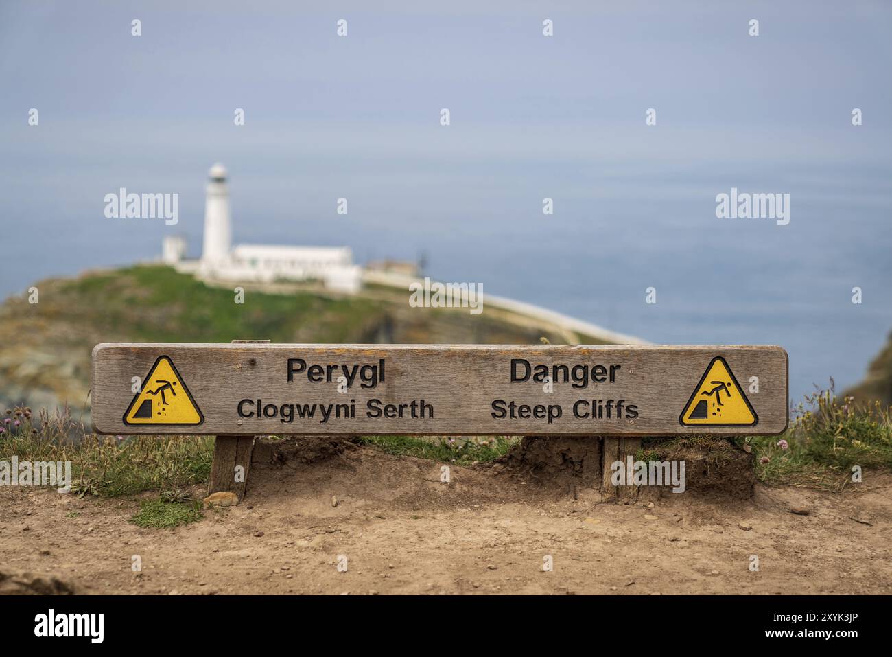 Warning signs in english welsh hi-res stock photography and images - Alamy