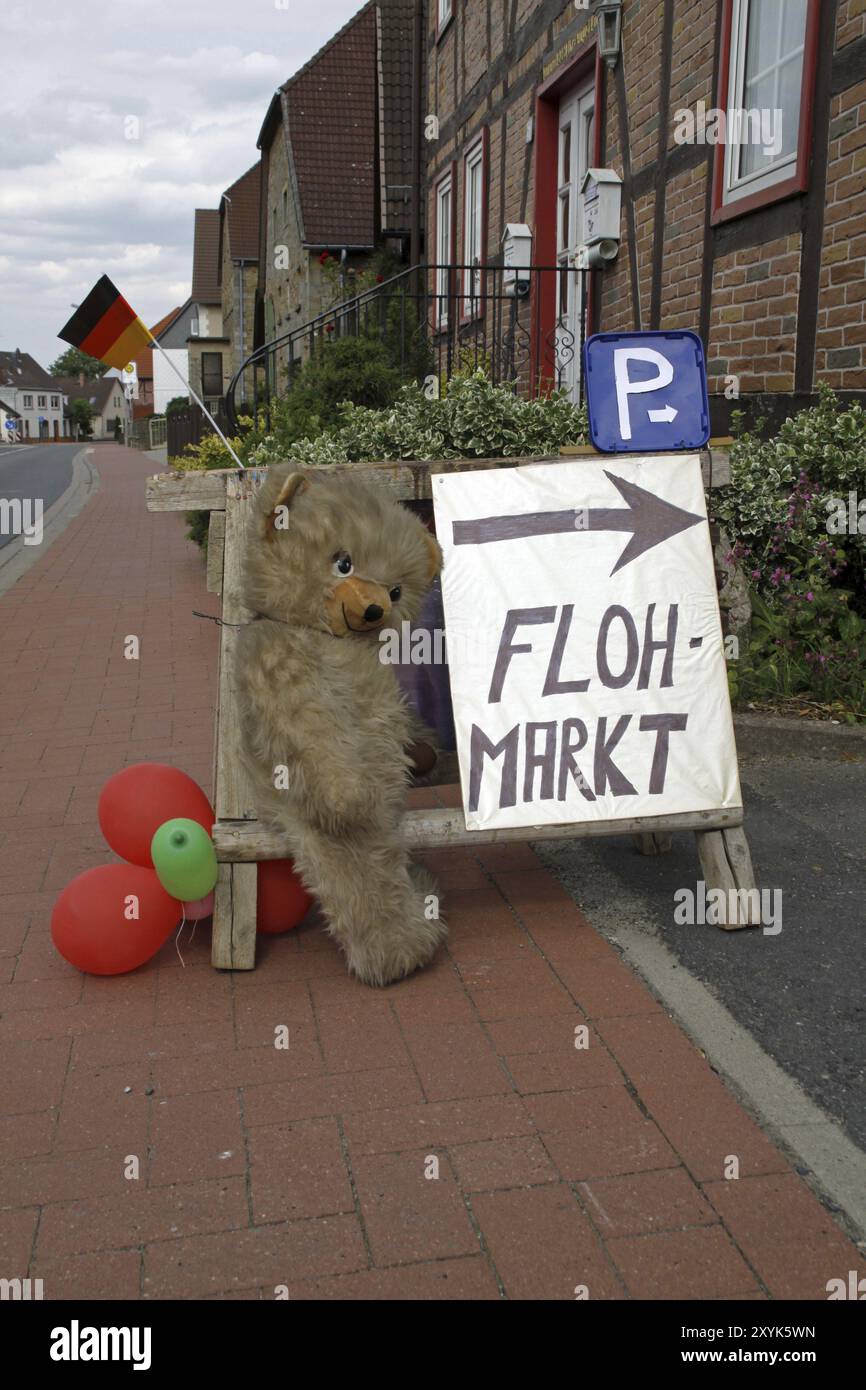 Flea market sign Stock Photo - Alamy