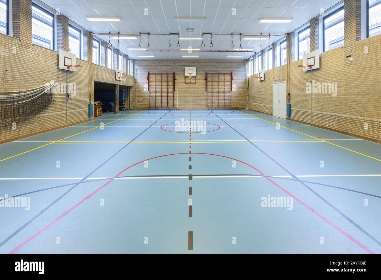 Empty school sports hall hi-res stock photography and images - Alamy