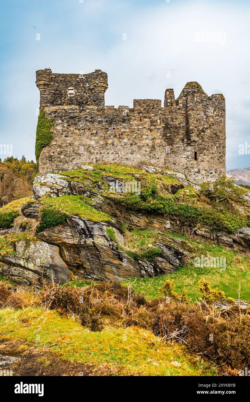 Scottish castle ruins hi-res stock photography and images - Alamy