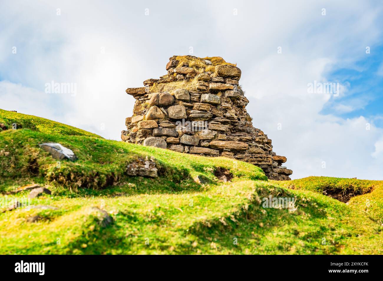 Ruins castle on top hill hi-res stock photography and images - Alamy