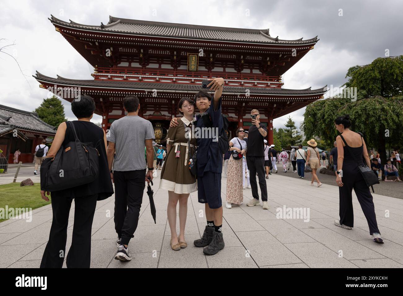 Tokyo, Japan. 29th Aug, 2024. Tourists take selfies with the Hanzomon ...