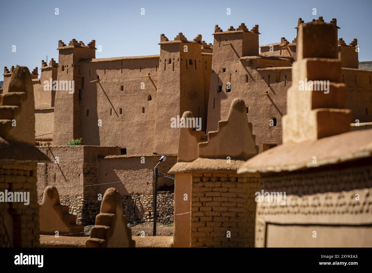African adobe buildings hi-res stock photography and images - Alamy