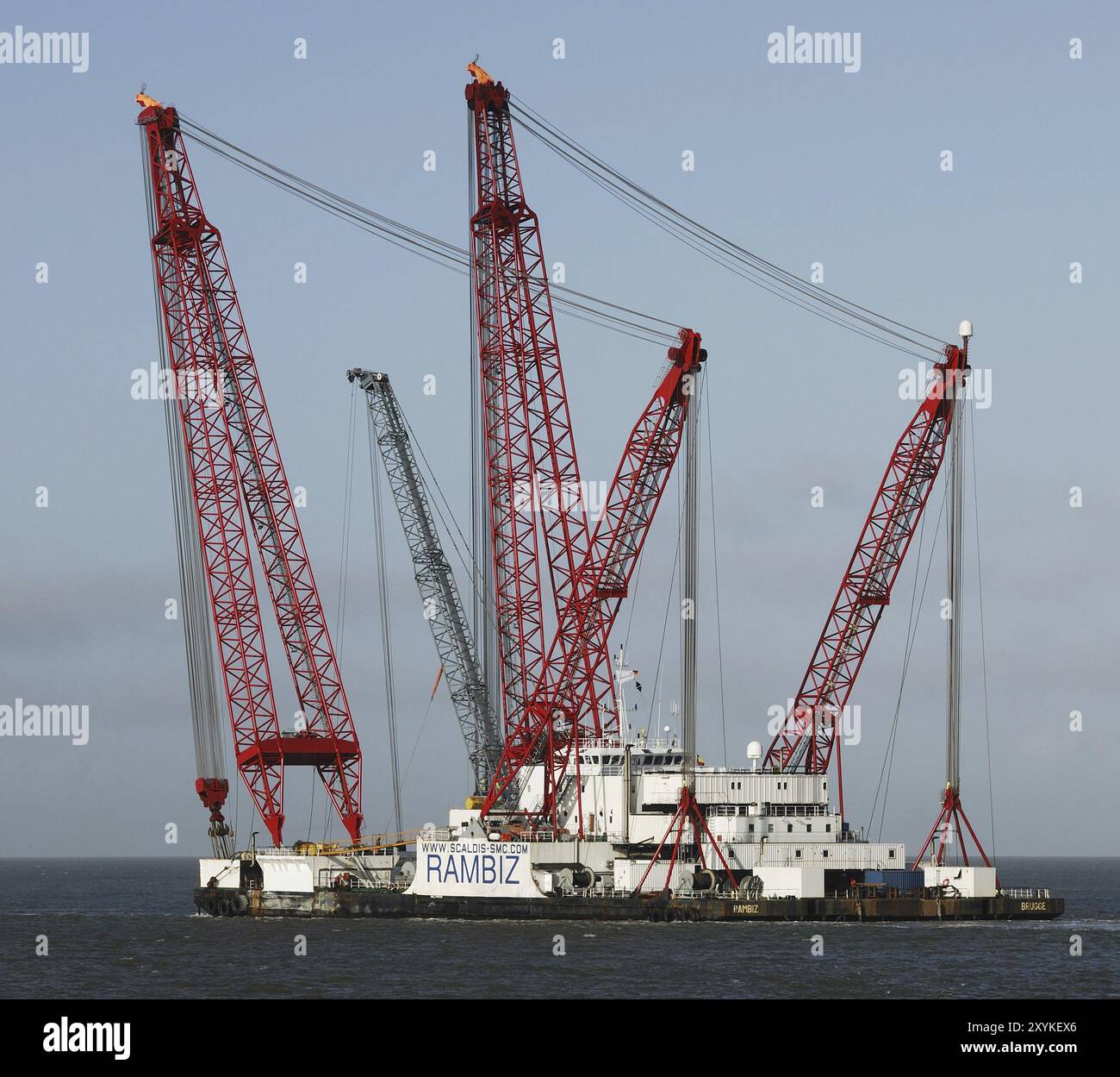 Barge tows boat hi-res stock photography and images - Alamy