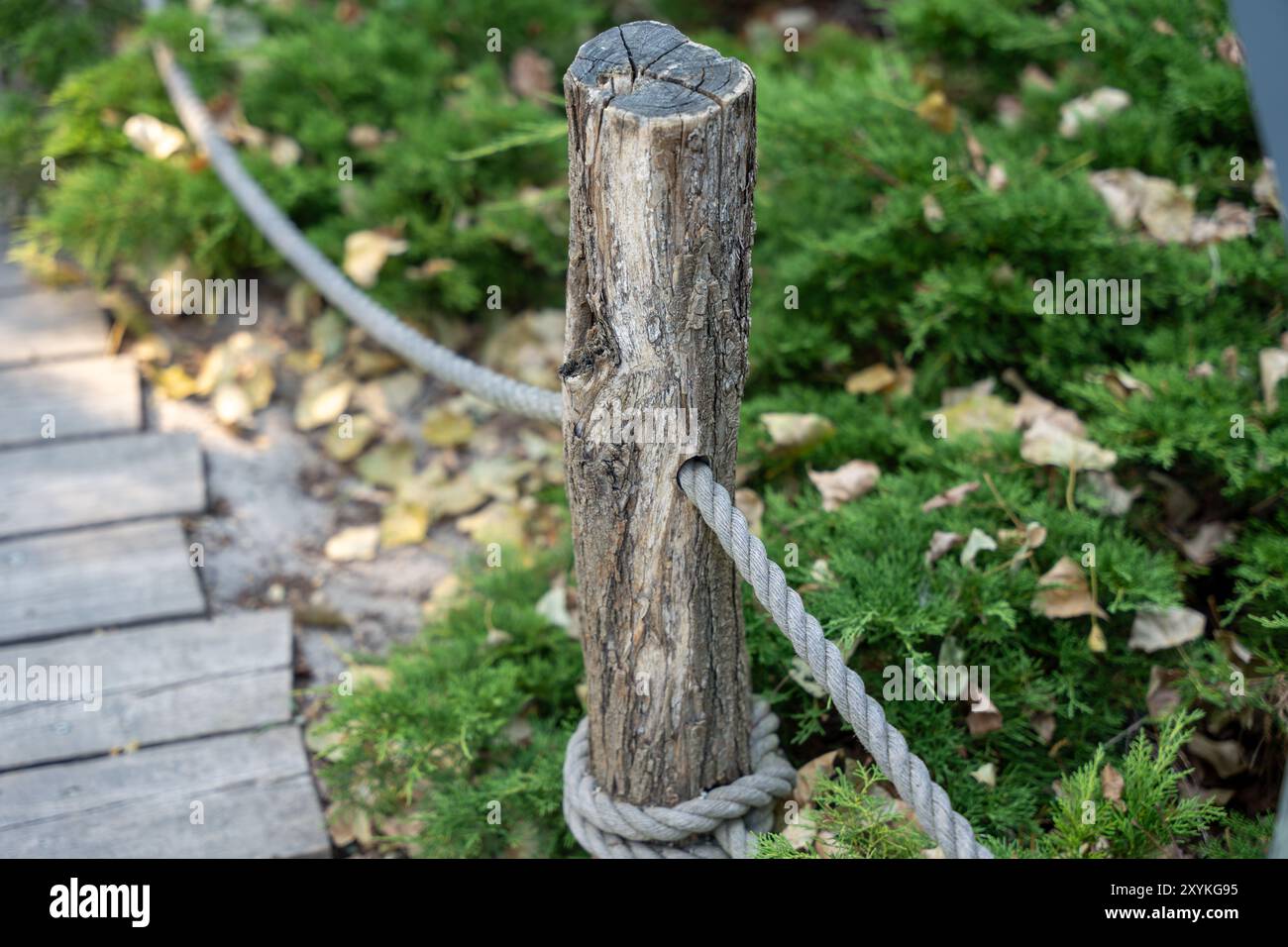Rope and post barrier hi-res stock photography and images - Alamy