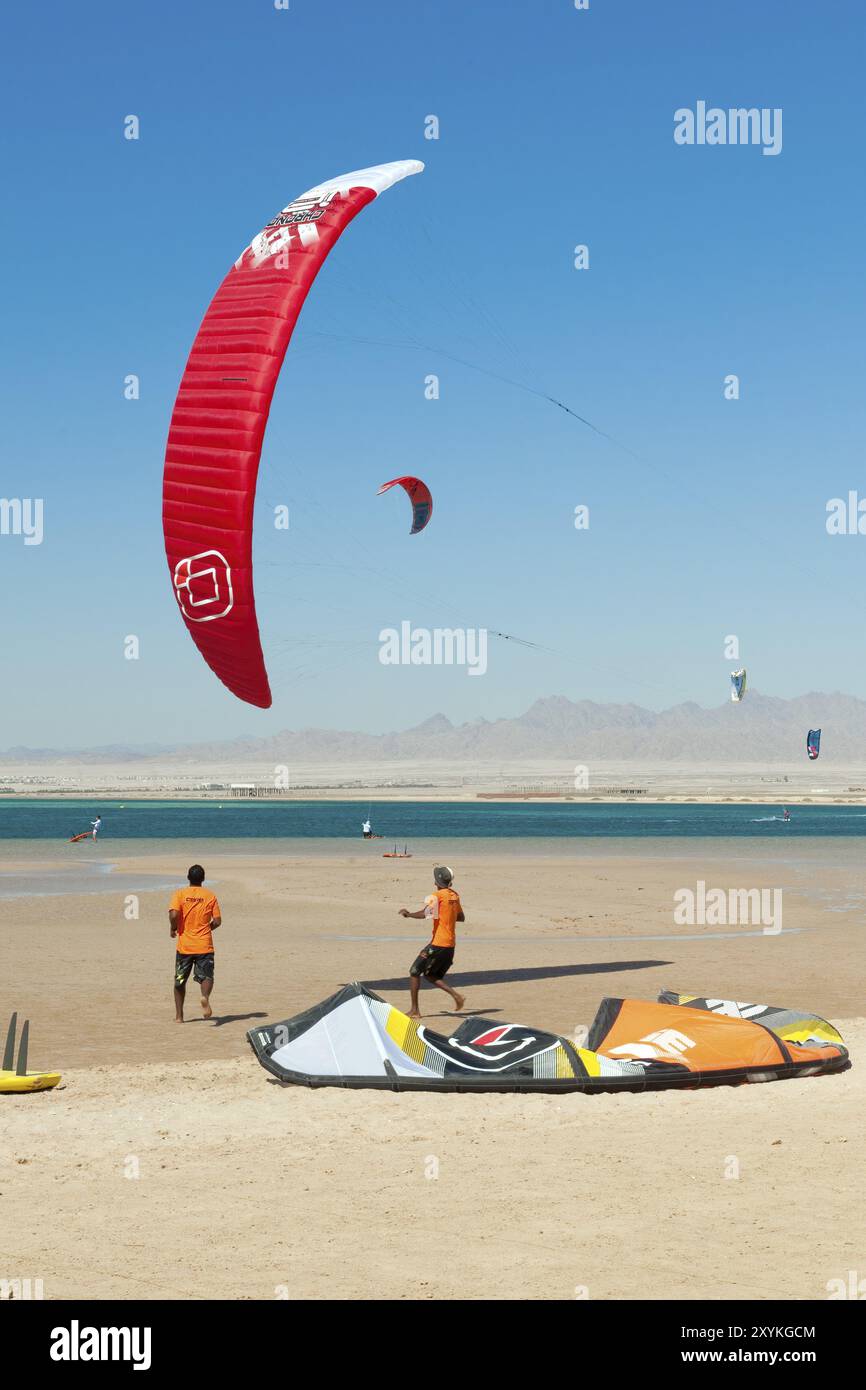 Kitesurfer kite surfer kite surfers training making course course on ...